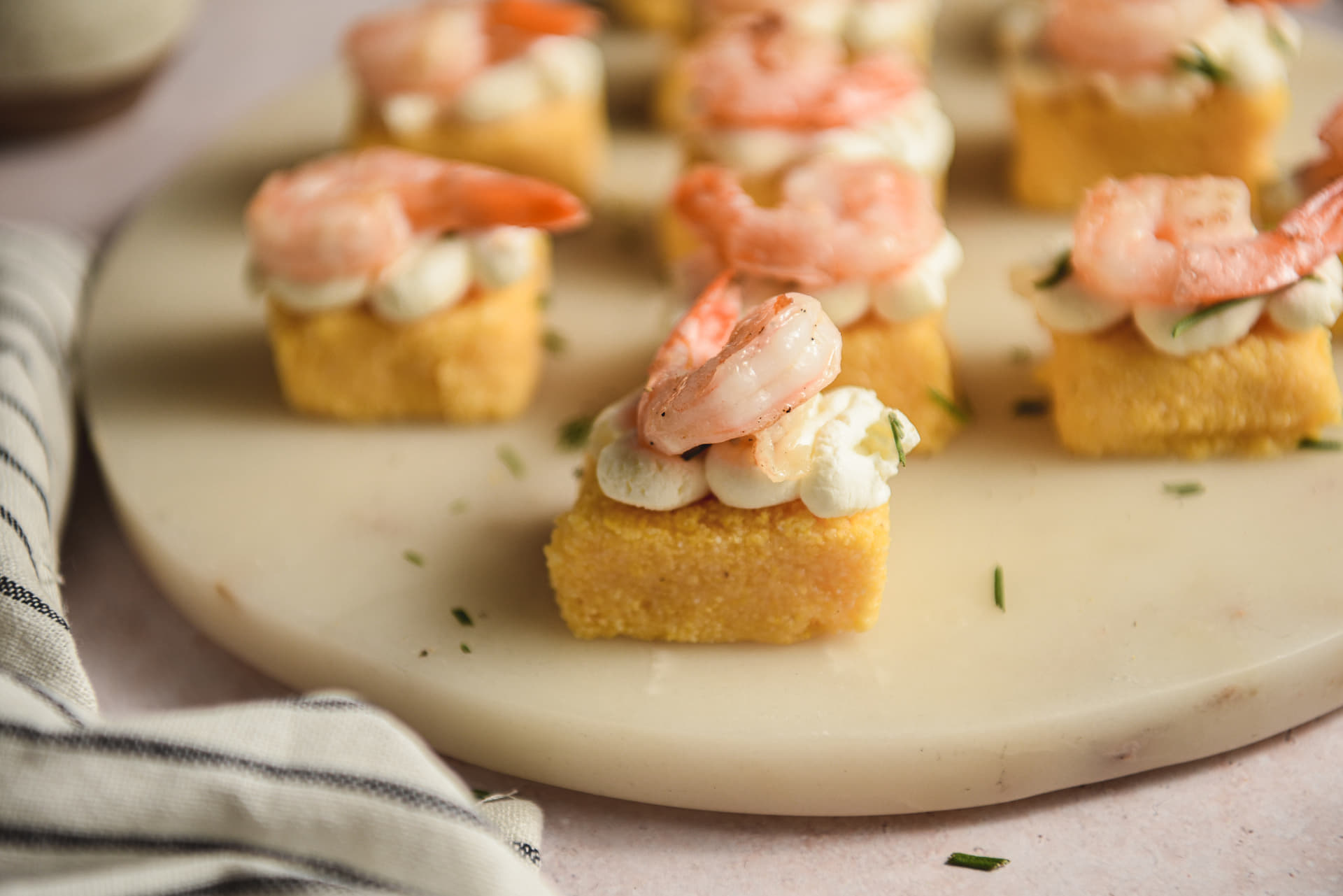 Grilani škampi na podlozi od palente — ABC sir