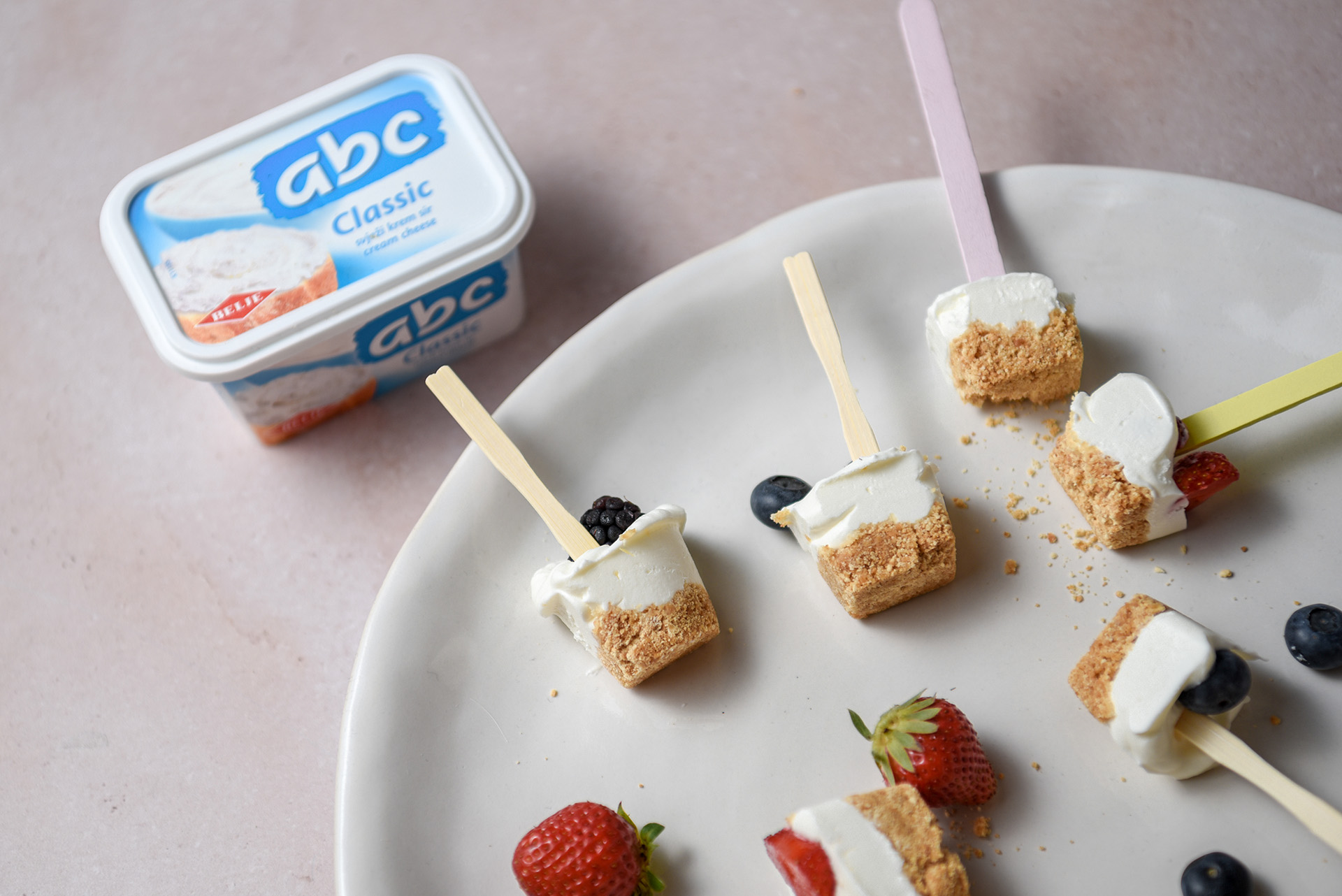 Sladoledne cheesecake kocke na štapiću — ABC sir